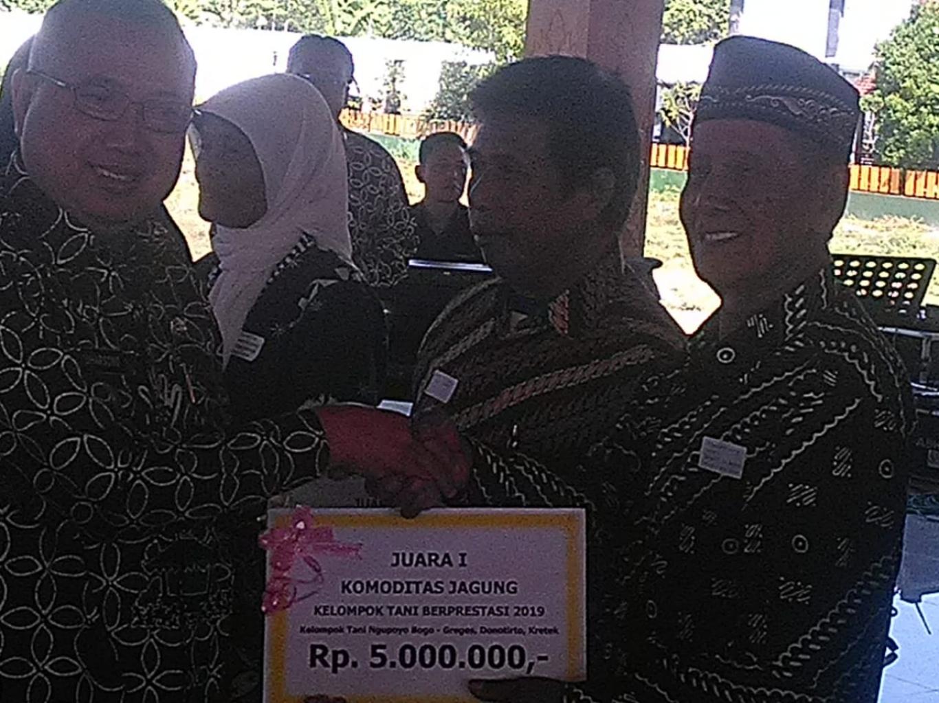 KELOMPOK TANI NGUPOYO BOGA DESA DONOTIRTO JUARA I KOMODITAS JAGUNG ...